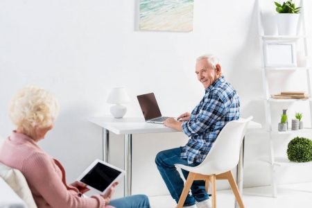 Best Tablets for Senior Citizens (Easy to Use & See)