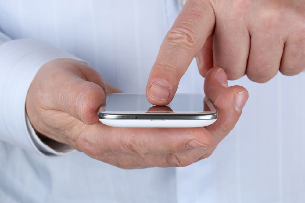 Easiest Smartphones for Seniors (Easy to Use Cell Phones!)