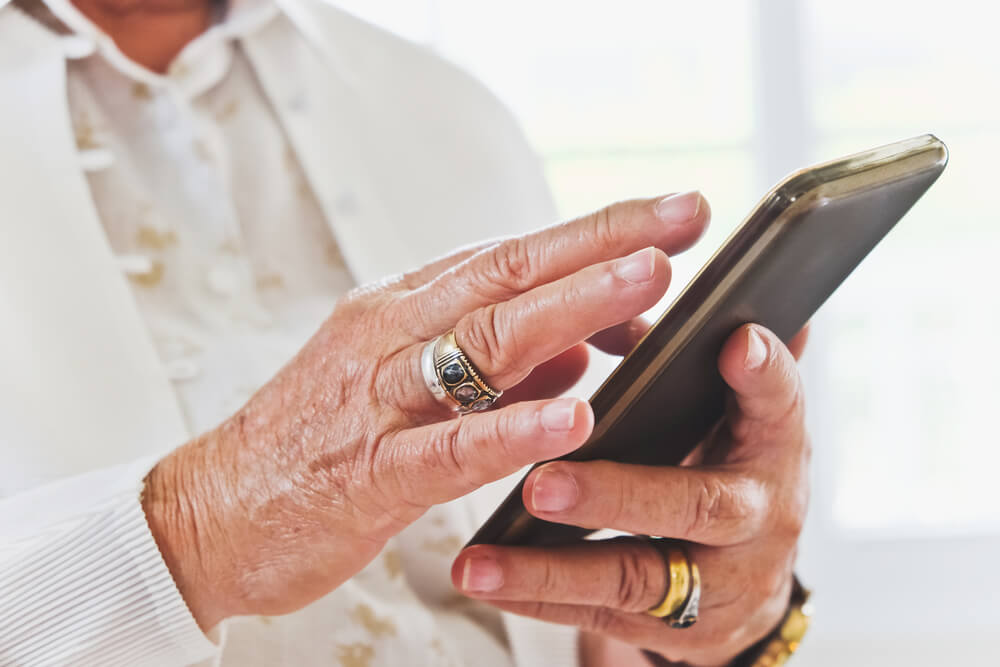 Easiest Smartphones for Seniors (Easy to Use Cell Phones!)
