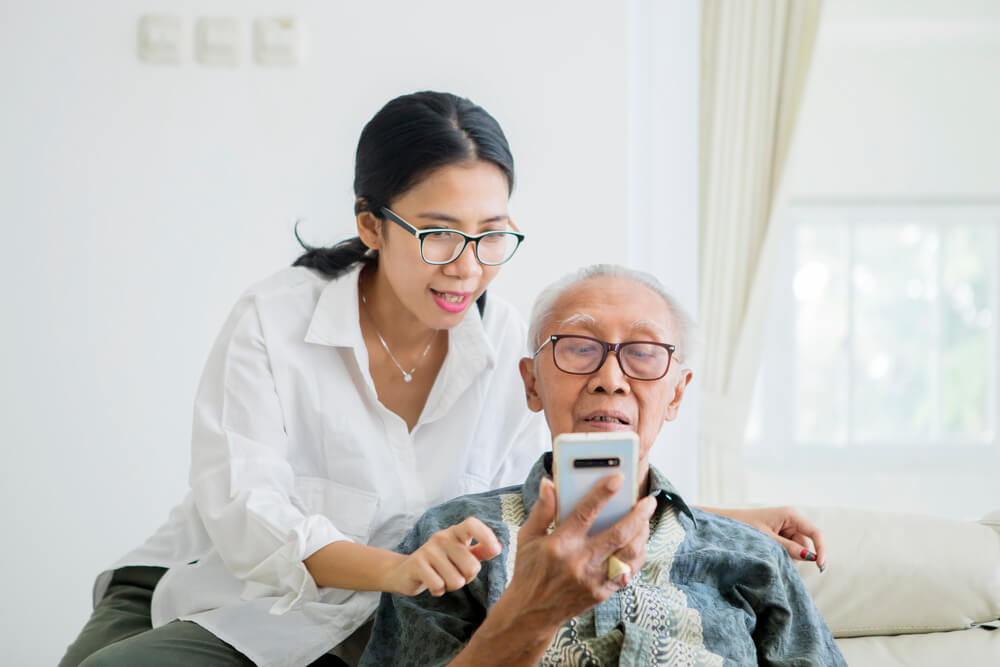 12 Tips For Teaching Your Grandparents How To Use A Smartphone