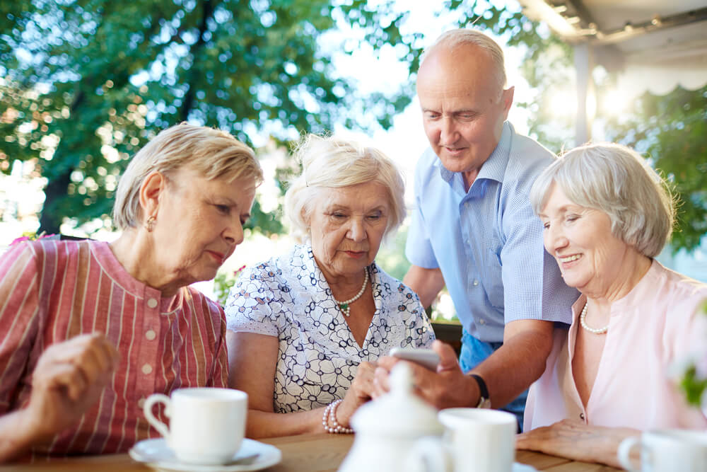 9 Helpful Apps For Seniors Looking To Make New Friends