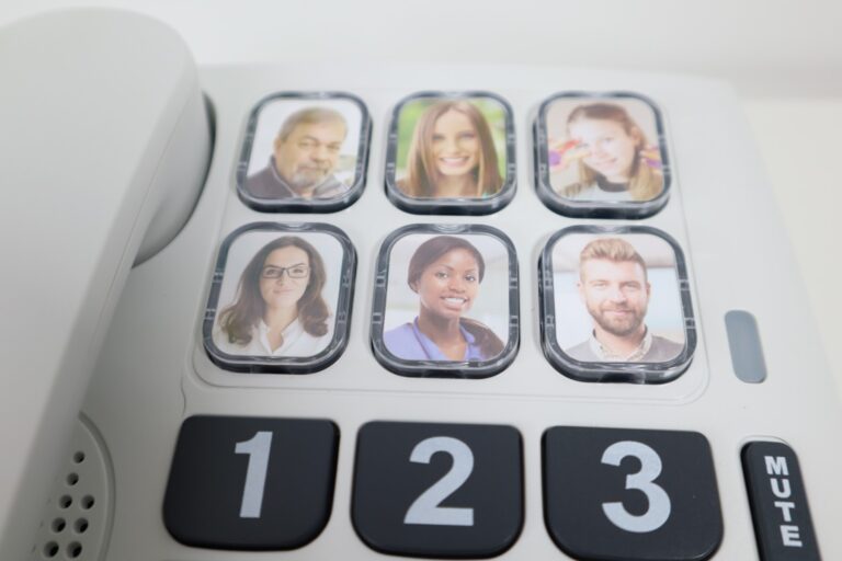 SMPL Photo Memory Corded Phone Review: An Ideal Phone for Seniors?