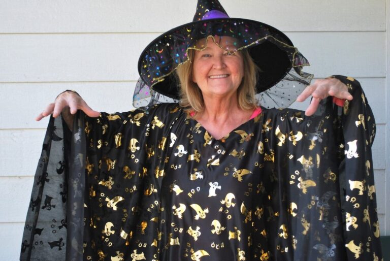 152 Creative and Comfortable Costume Ideas for Seniors’ Halloween Fun
